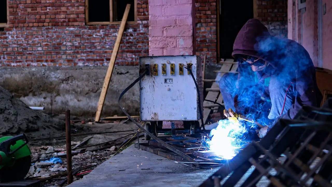 How Does An Auto-Darkening Welding Lens Work? | BQ Welds